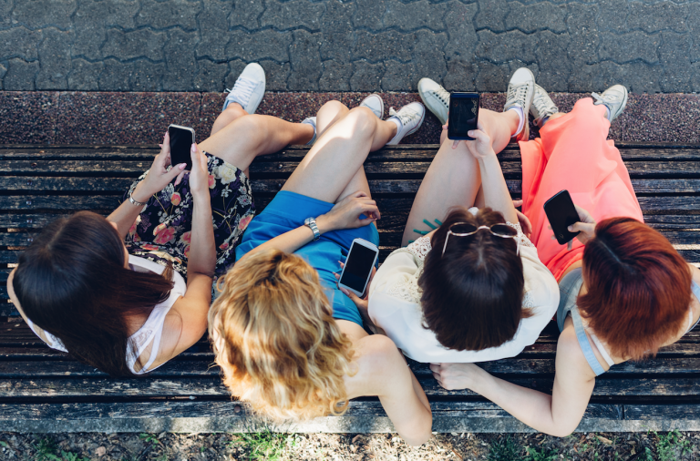 Phones vs Spending Time With Your Kids - Giggle Magazine